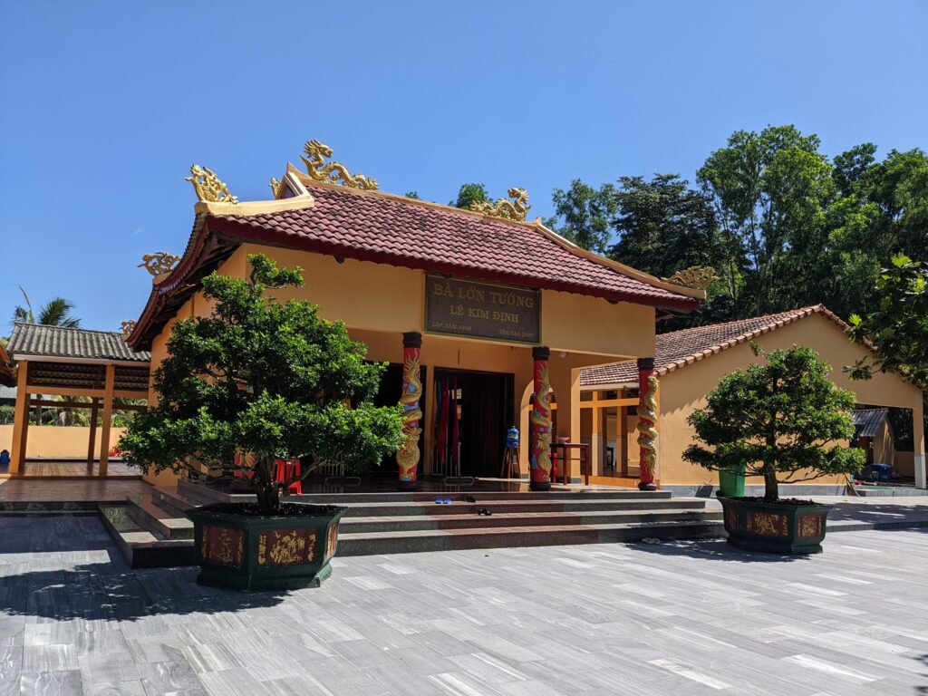Dinh Bà (Bà Lớn Tướng) Lê Kim Định – Dấu ấn linh thiêng giữa rừng biển ...